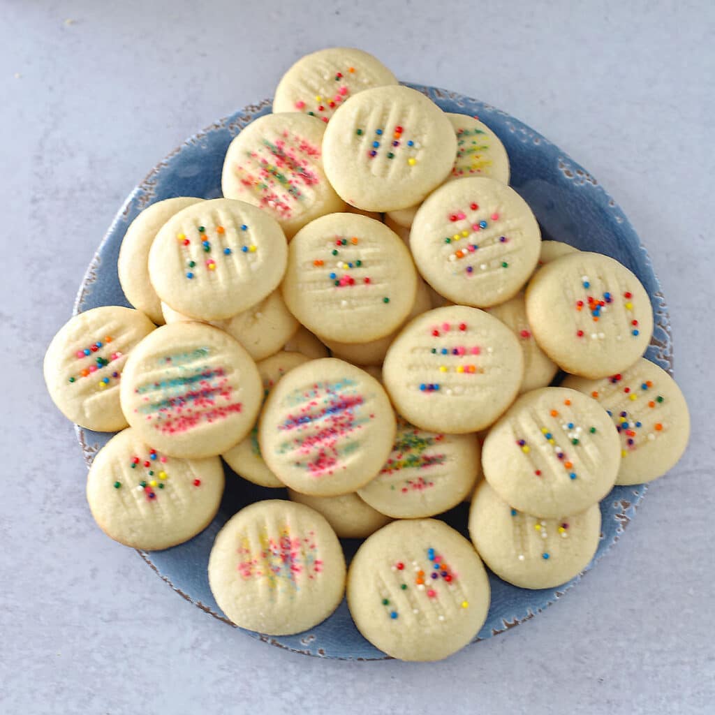 Whipped Shortbread Cookies (Easy Recipe) - Amira's Pantry