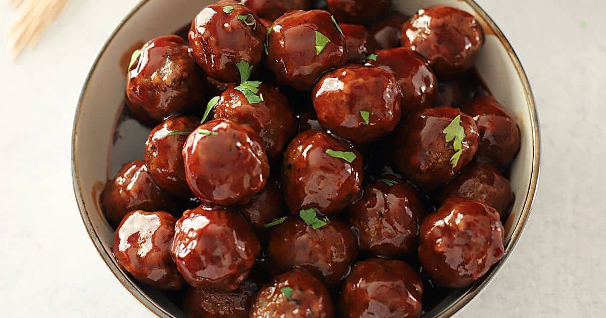 BBQ Grape Jelly Meatballs (Crockpot, 3-Ingredient) - Amira's Pantry