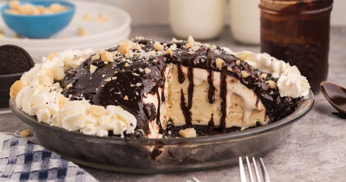 Hula Pie (Copycat Duke's Ice Cream Pie Recipe) - Amira's Pantry