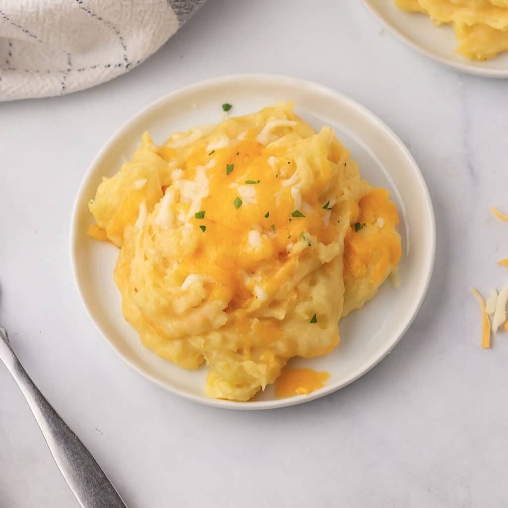 Cheesy Mashed Potatoes (With Cheddar & Mozzarella) - Amira's Pantry