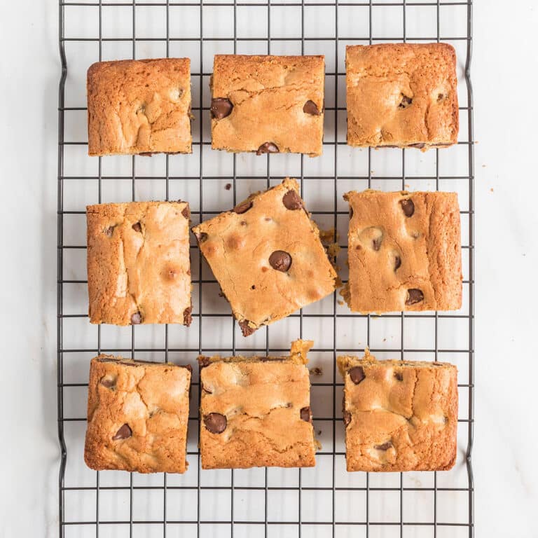 Easy Chewy Chocolate Chip Blondies Recipe - Amira's Pantry