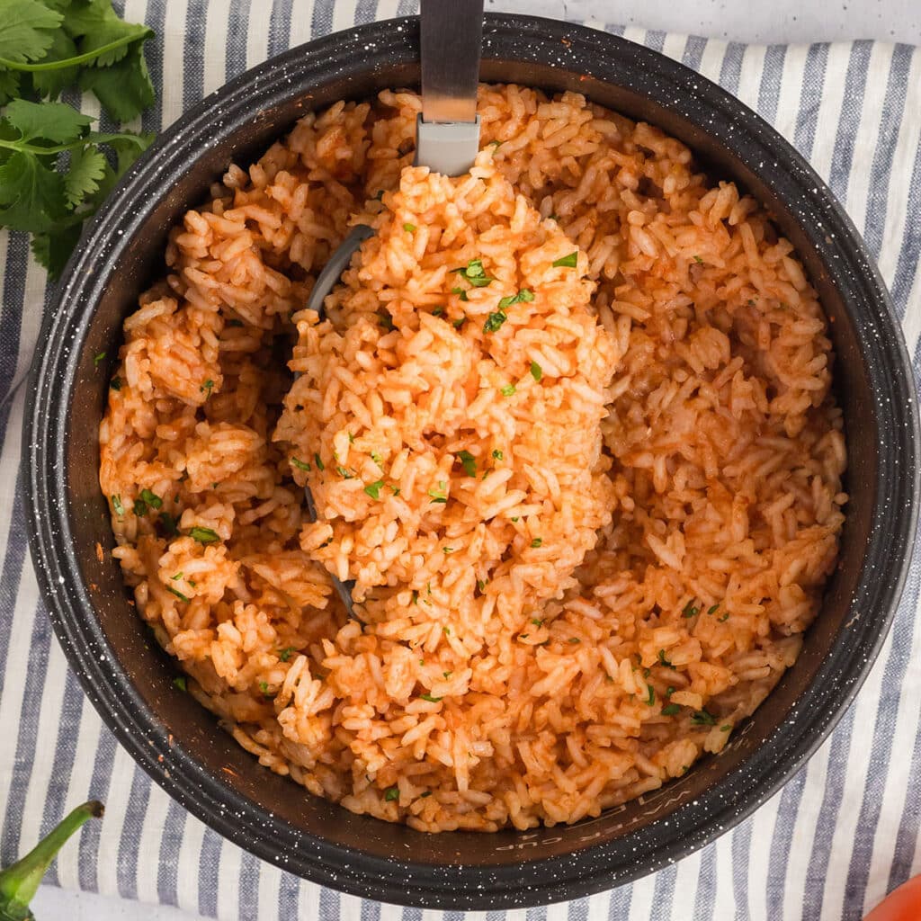 Rice Cooker Mexican Rice (Easy Side Dish Recipe) - Amira's Pantry