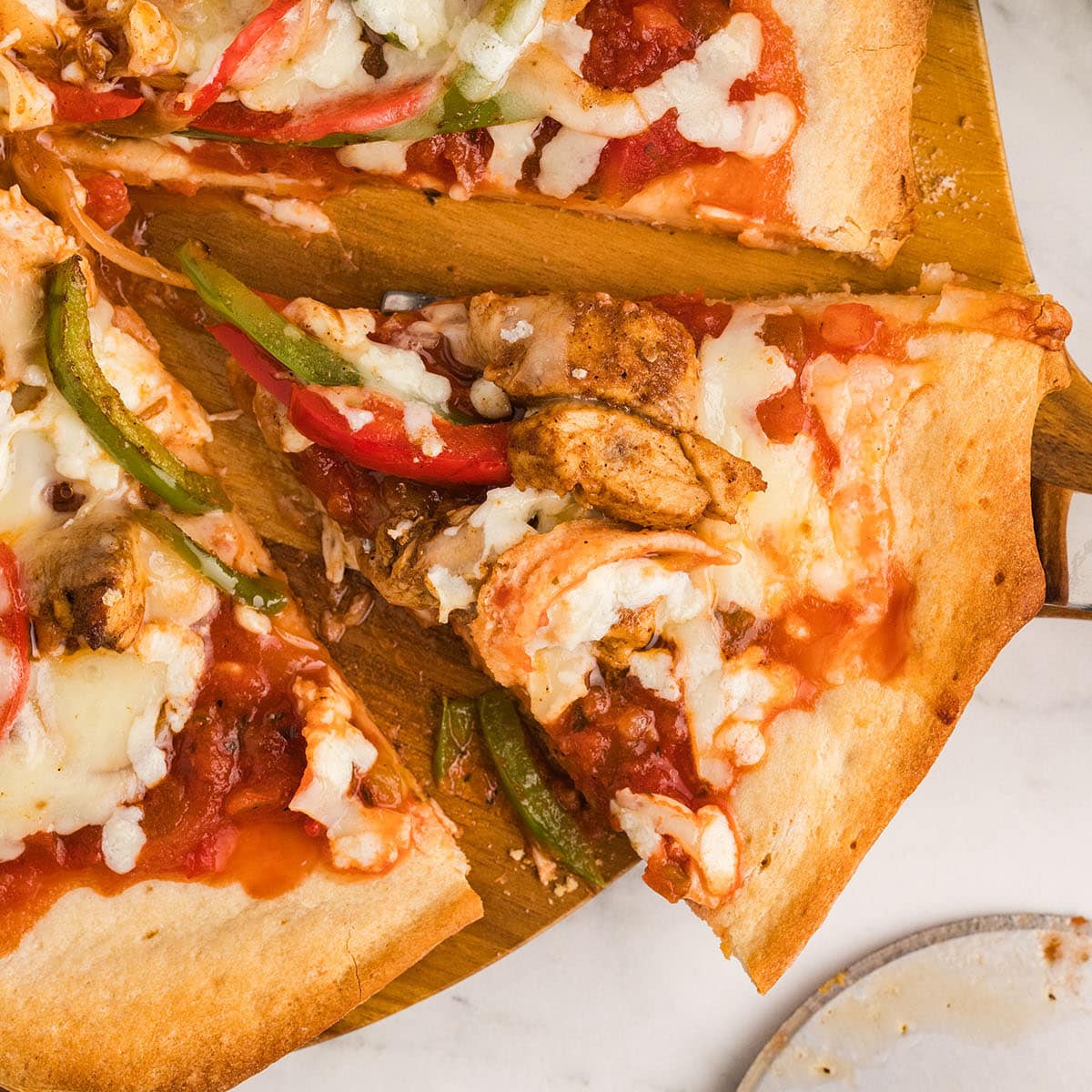 Chicken Fajita Pizza (An Easy Dinner Recipe) - Amira's Pantry