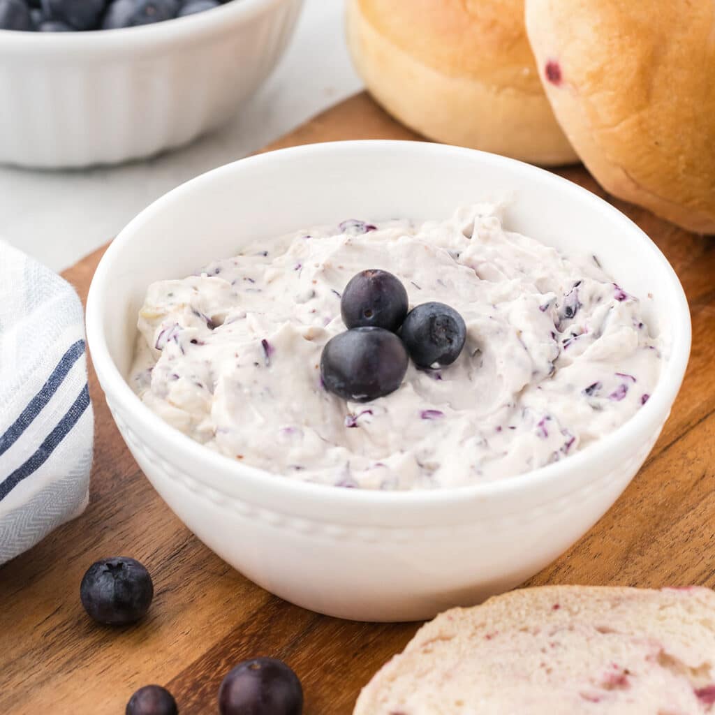 Blueberry Cream Cheese Spread (Just 4 Ingredients) - Amira's Pantry