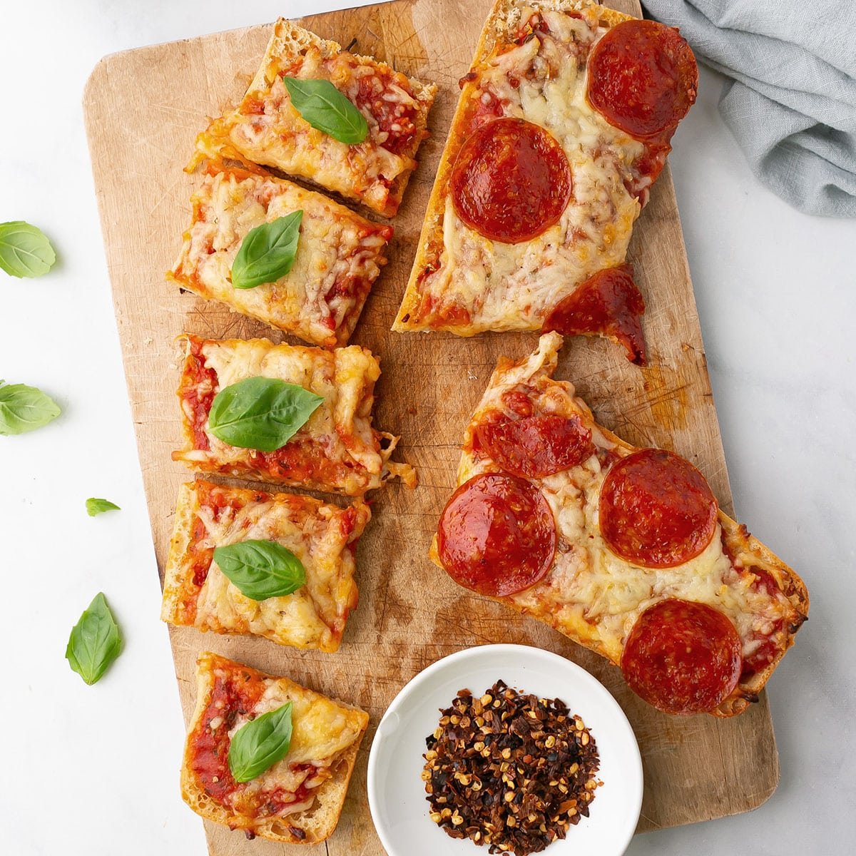 Garlic Bread Pizza Recipe (Easy Cheesy Dinner Pizzas) - Amira's Pantry