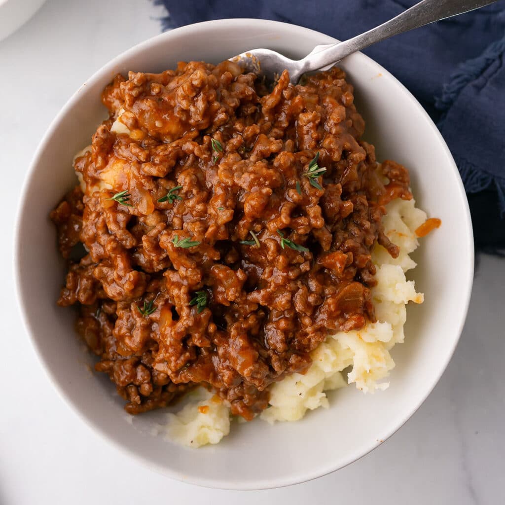 Easy Ground Beef and Mashed Potatoes (Quick Recipe) - Amira's Pantry