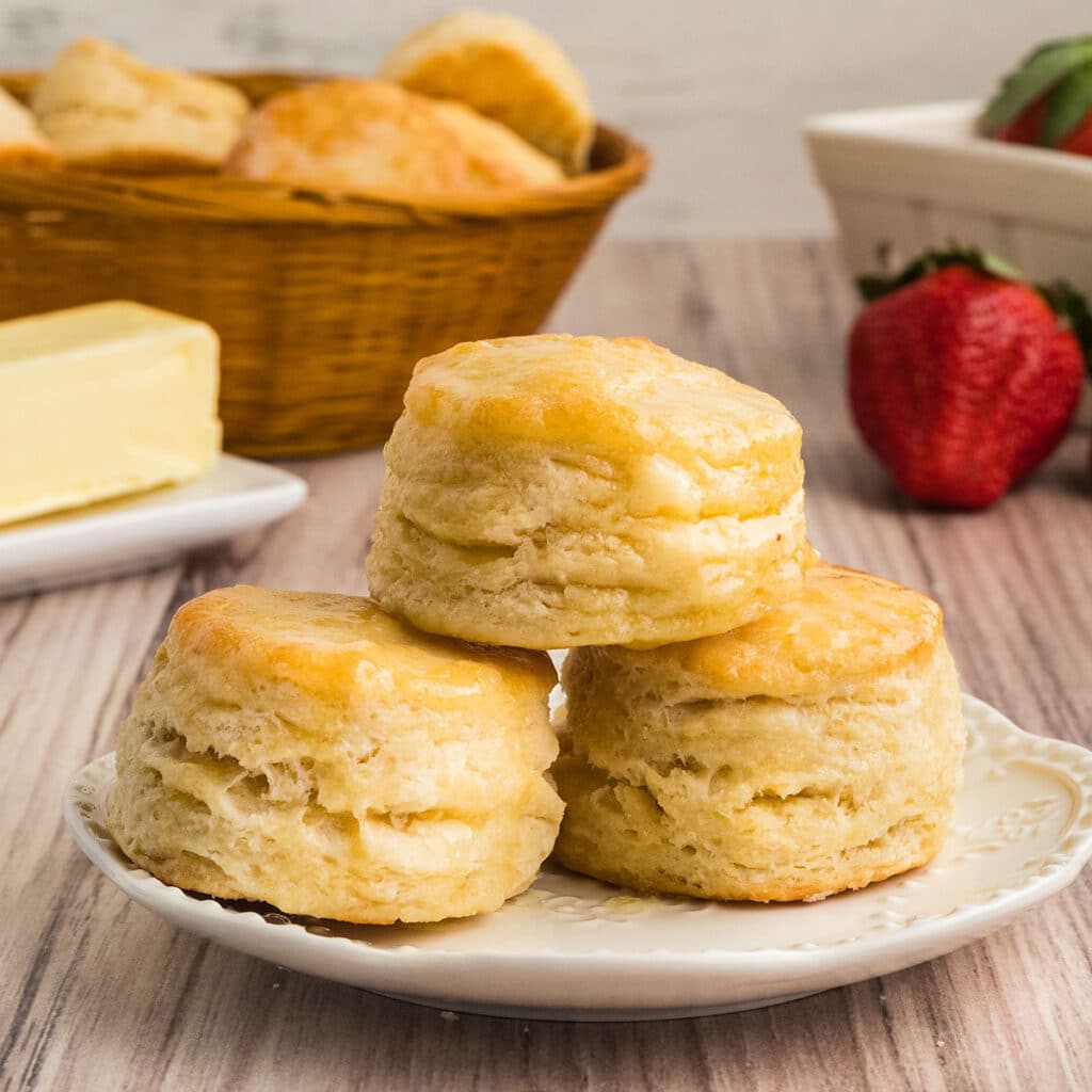 Cracker Barrel Biscuits (Copycat Biscuit Recipe) - Amira's Pantry