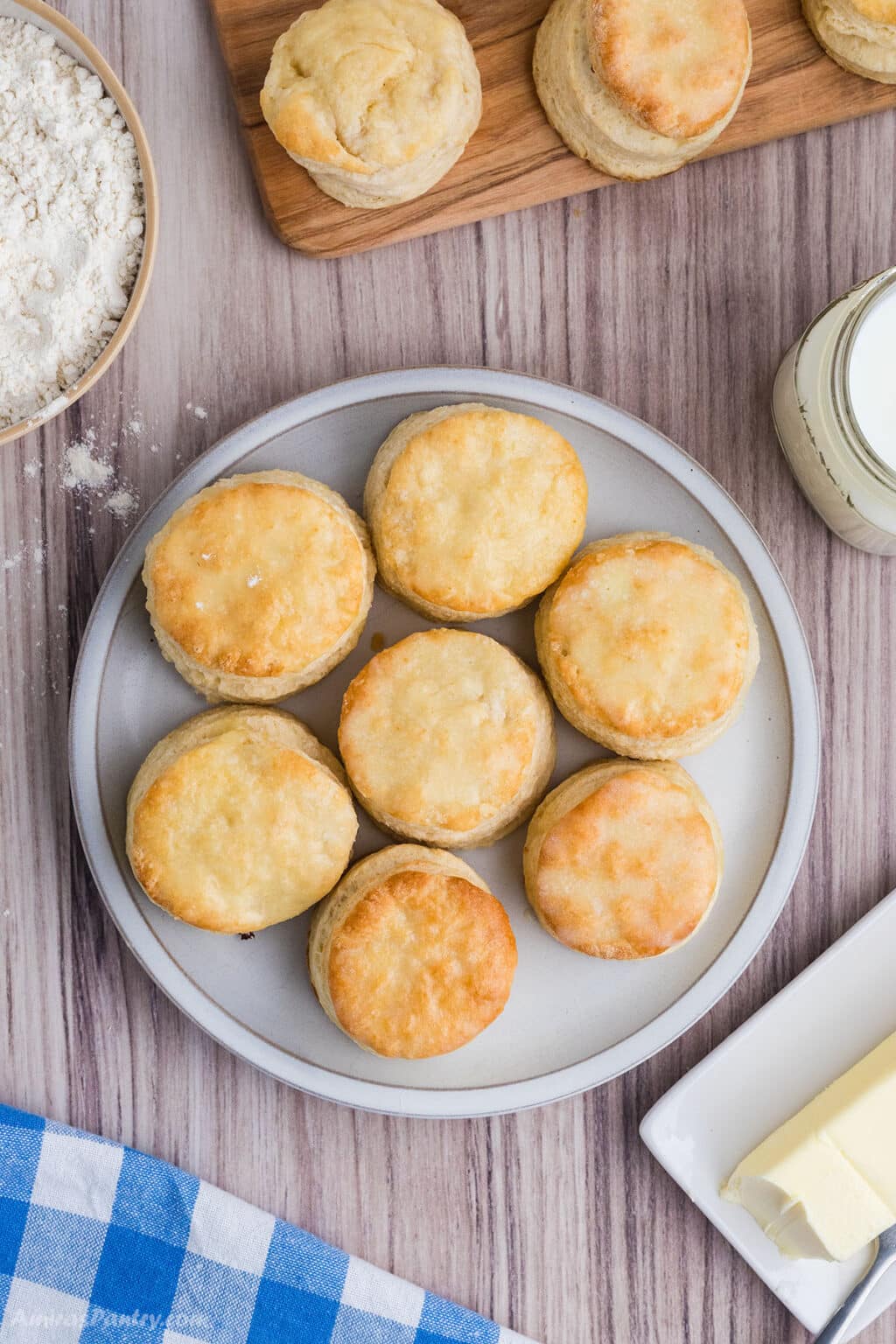 Cracker Barrel Biscuits (Copycat Biscuit Recipe) - Amira's Pantry