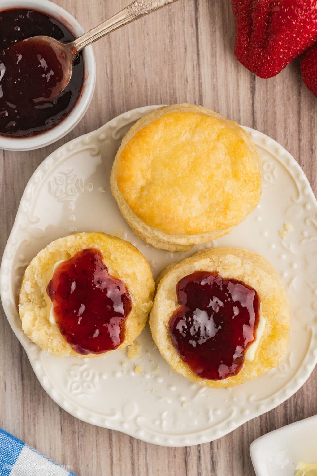 Cracker Barrel Biscuits (Copycat Biscuit Recipe) - Amira's Pantry