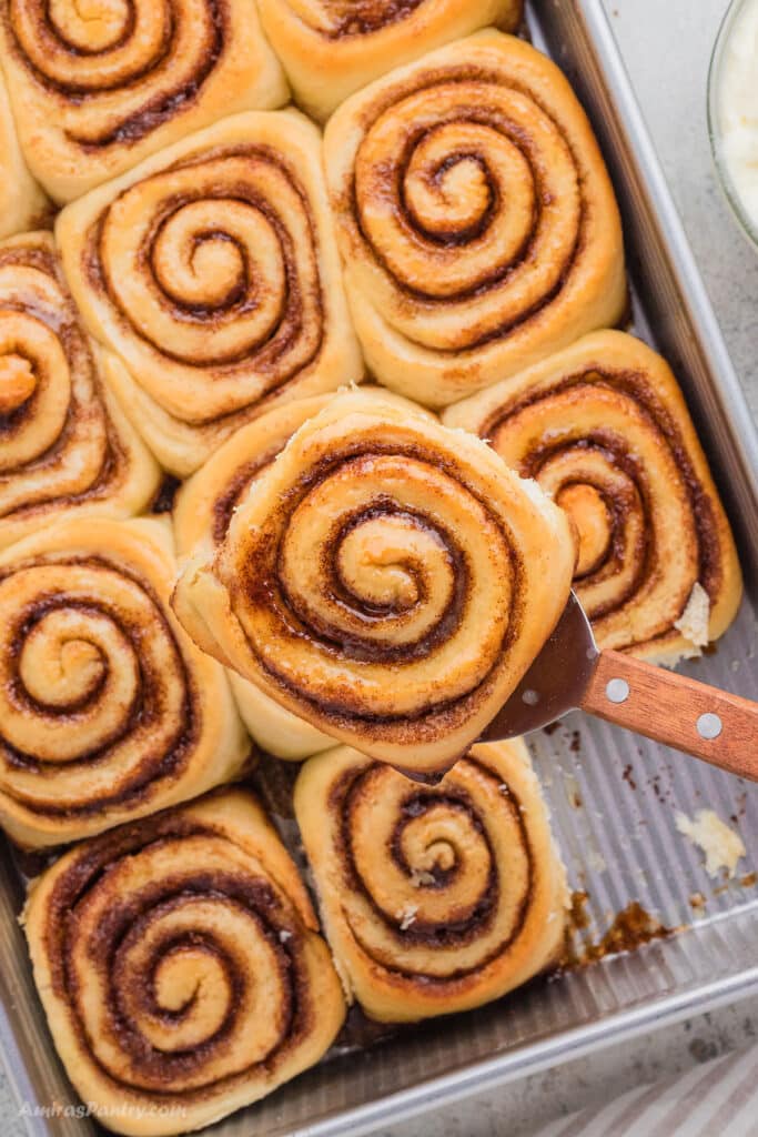 Cake Mix Cinnamon Rolls Recipe - Amira's Pantry